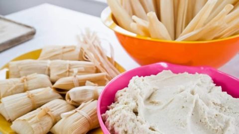 4 Quick And Great Steps On How To Roll Tamales In Corn Husks ...
